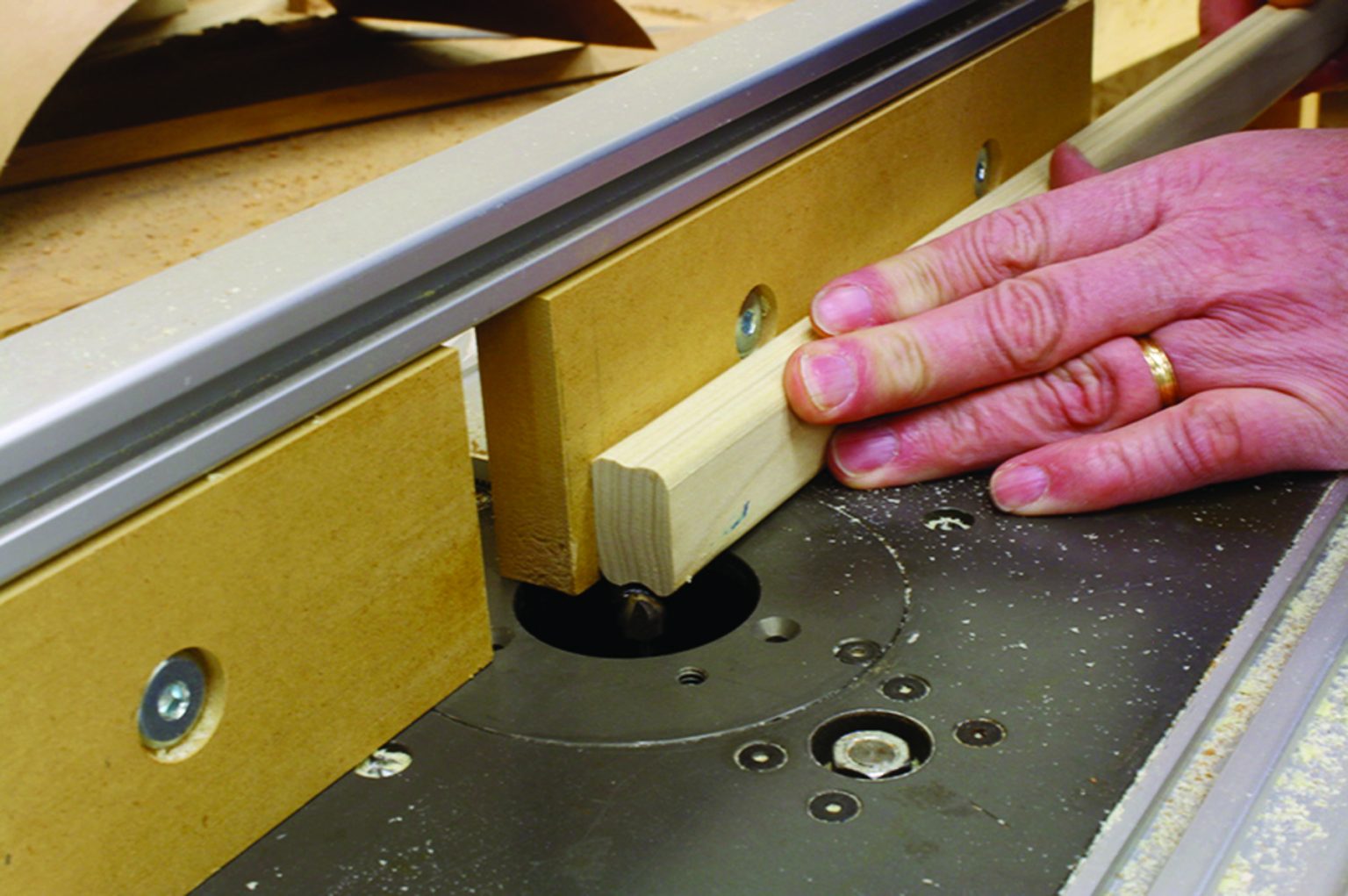 Southern Gent’s Mirror Stand | Popular Woodworking