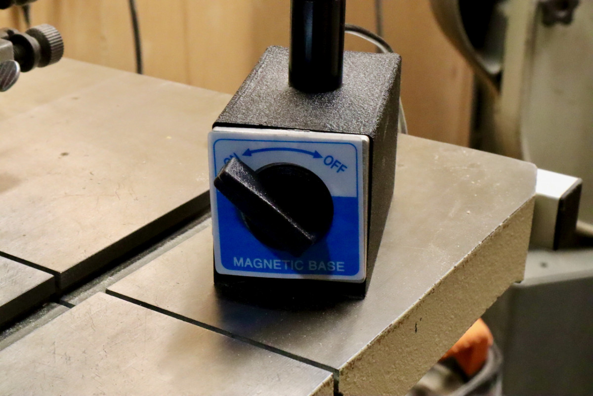 A Versatile Magnetic LED Shop Lamp | Popular Woodworking