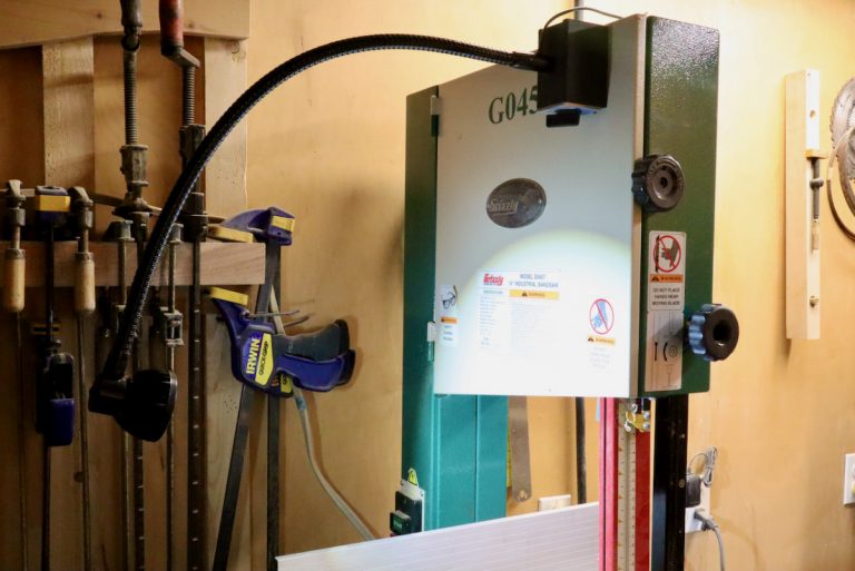 A Versatile Magnetic LED Shop Lamp | Popular Woodworking